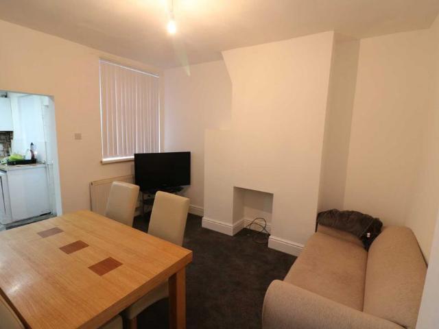 4 bedroom terraced house to rent