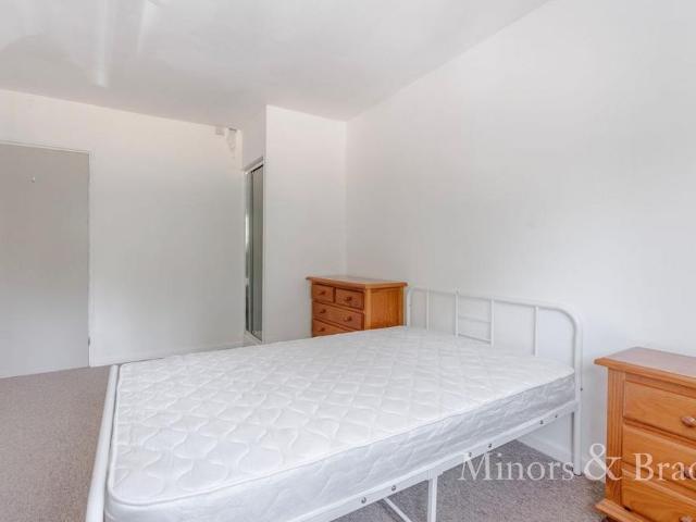 4 bedroom terraced house to rent