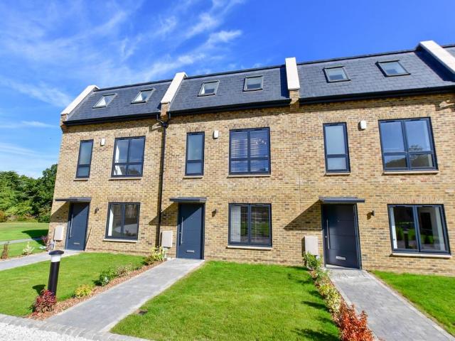 4 bedroom terraced house to rent
