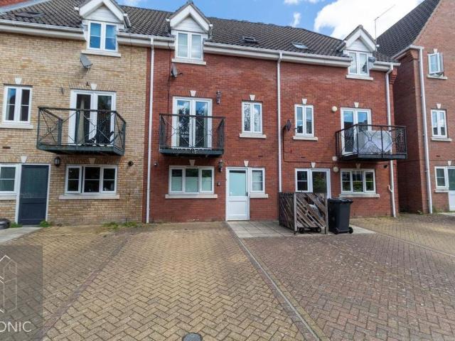 4 bedroom terraced house to rent