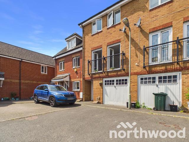 4 bedroom terraced house to rent