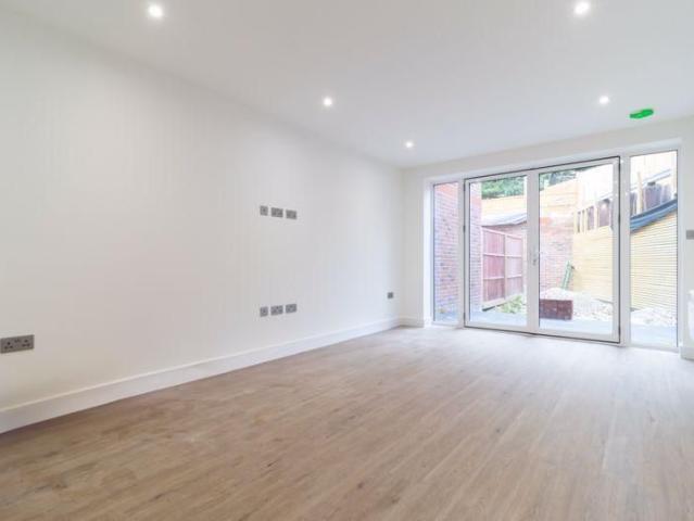 4 bedroom terraced house to rent