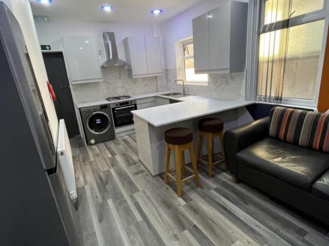 4 bedroom terraced house to rent