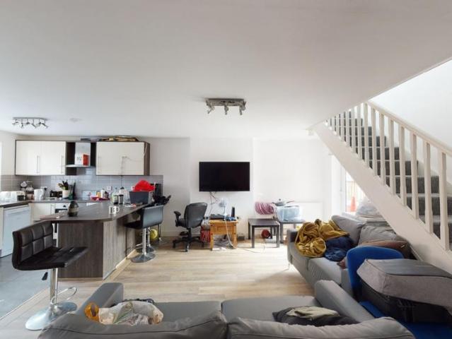 4 bedroom terraced house to rent