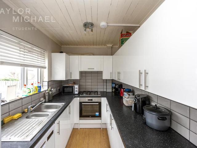 4 bedroom terraced house to rent