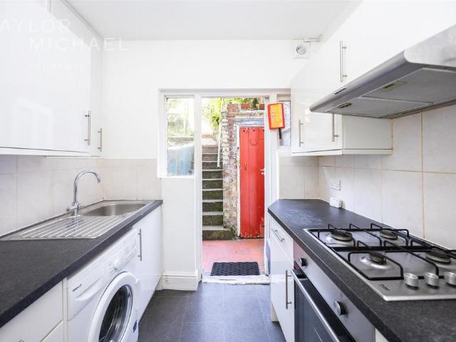 4 bedroom terraced house to rent