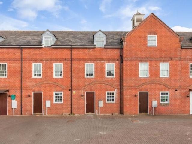 4 bedroom terraced house to rent