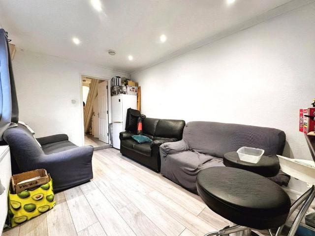 4 bedroom terraced house to rent