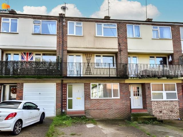 4 bedroom terraced house to rent