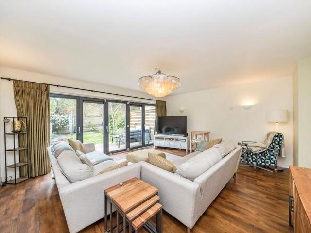 4 bedroom terraced house to rent