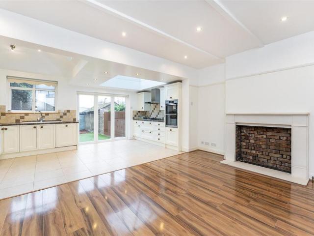 4 bedroom terraced house to rent