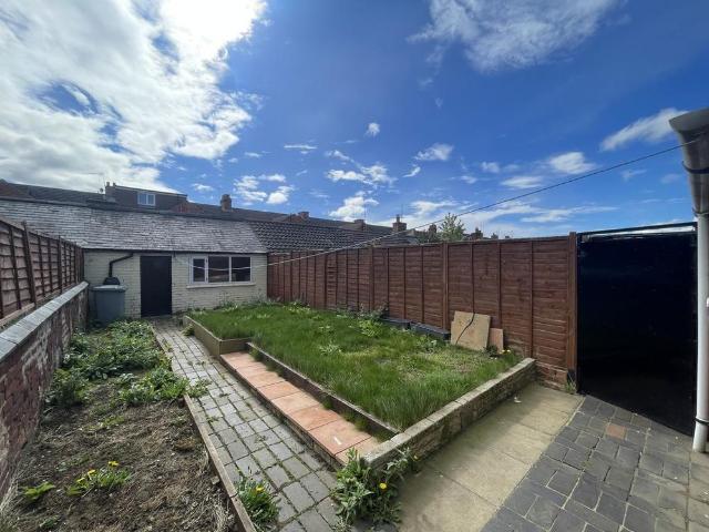 4 bedroom terraced house to rent