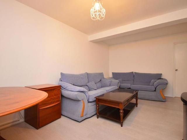 4 bedroom terraced house to rent