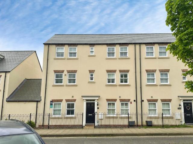 4 bedroom terraced house to rent