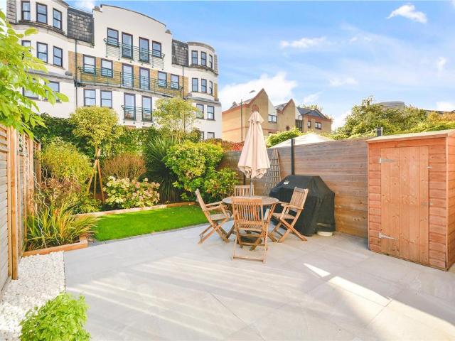 4 bedroom terraced house to rent