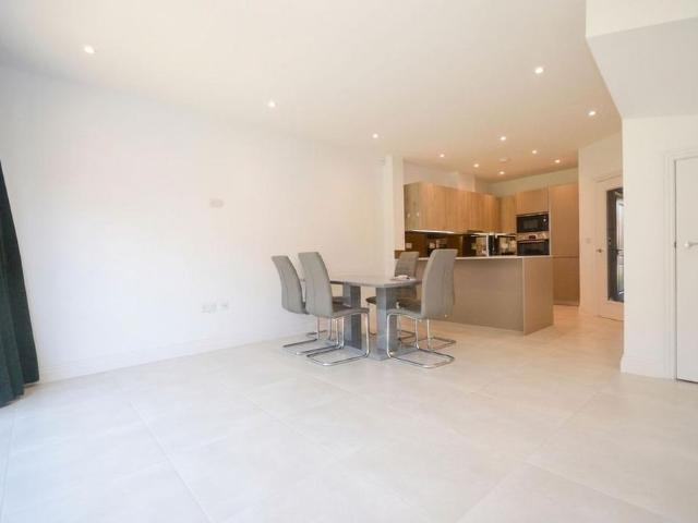 4 bedroom terraced house to rent