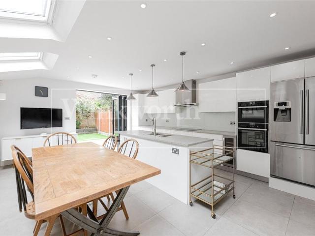 4 bedroom terraced house to rent
