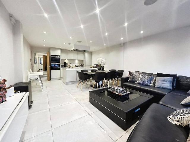 4 bedroom terraced house to rent