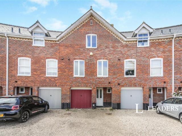 4 bedroom terraced house to rent