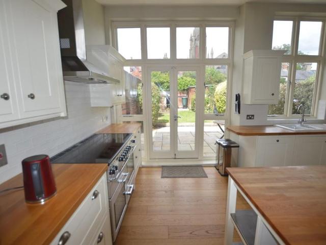 4 bedroom terraced house to rent