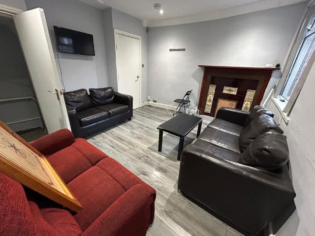 4 bedroom terraced house to rent