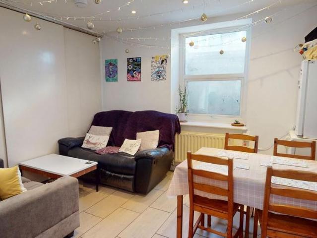 4 bedroom terraced house to rent