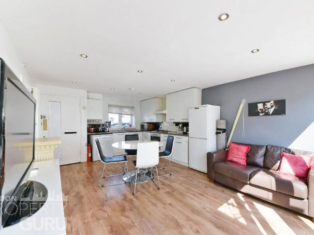 4 bedroom terraced house to rent