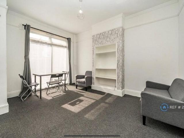 4 bedroom terraced house to rent