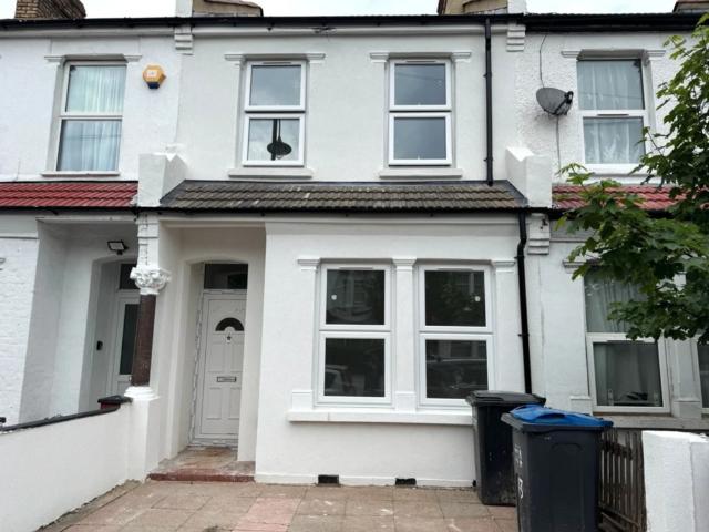 4 bedroom terraced house to rent