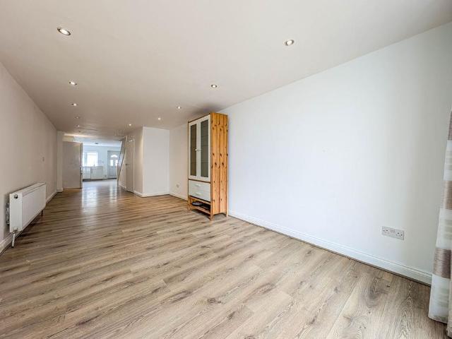 4 bedroom terraced house to rent