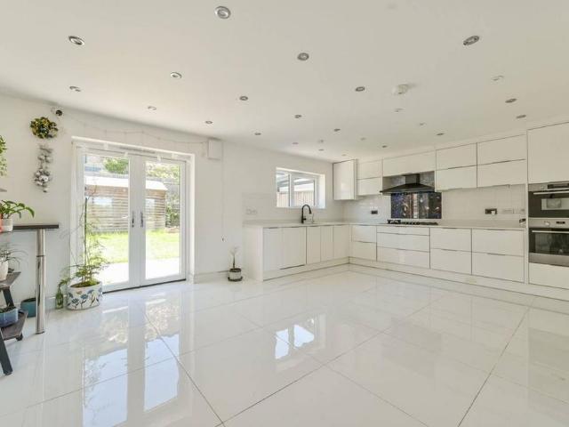 4 bedroom terraced house to rent
