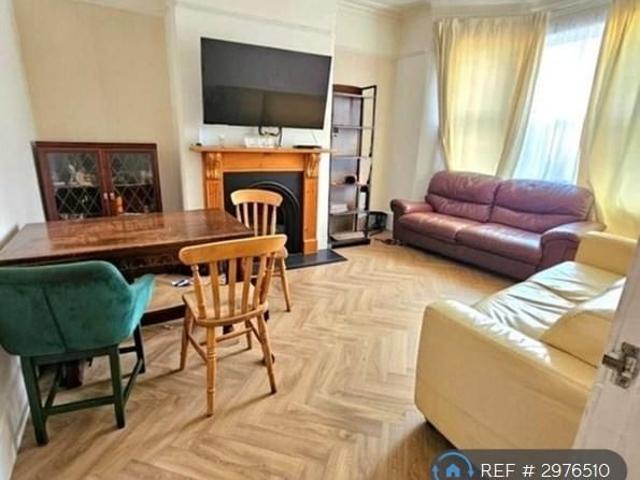4 bedroom terraced house to rent