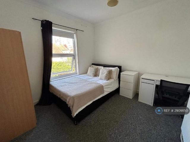 4 bedroom terraced house to rent