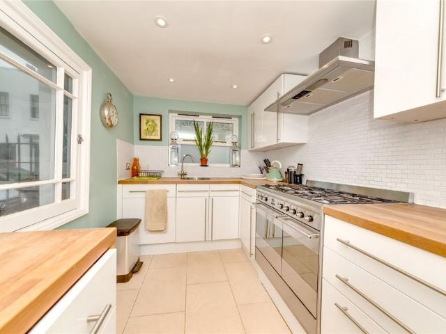 4 bedroom terraced house to rent