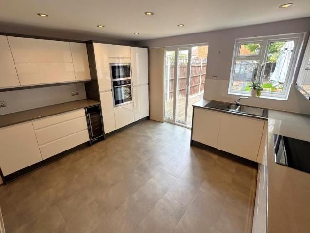 4 bedroom terraced house to rent