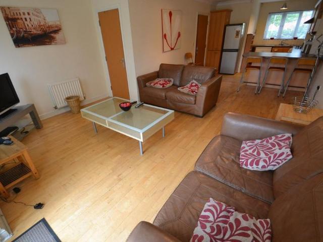 4 bedroom terraced house to rent