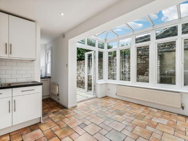 4 bedroom terraced house to rent