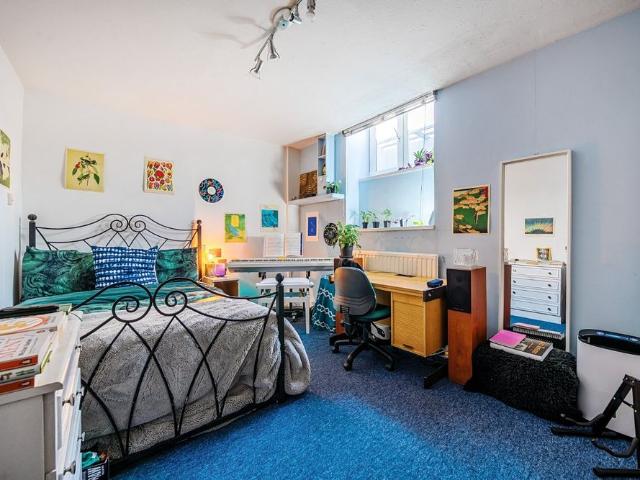 4 bedroom terraced house to rent