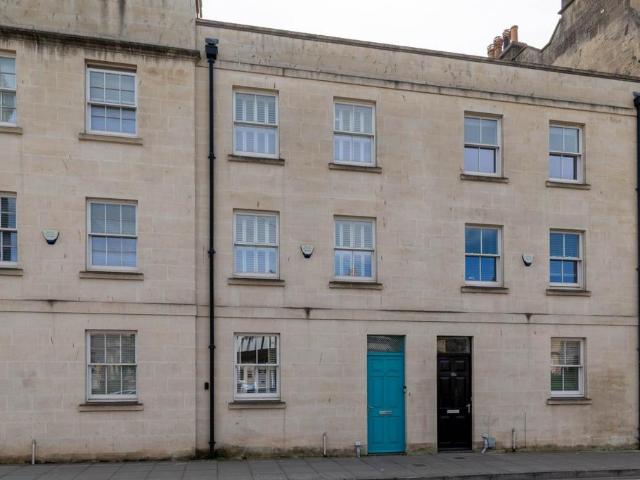 4 bedroom terraced house to rent