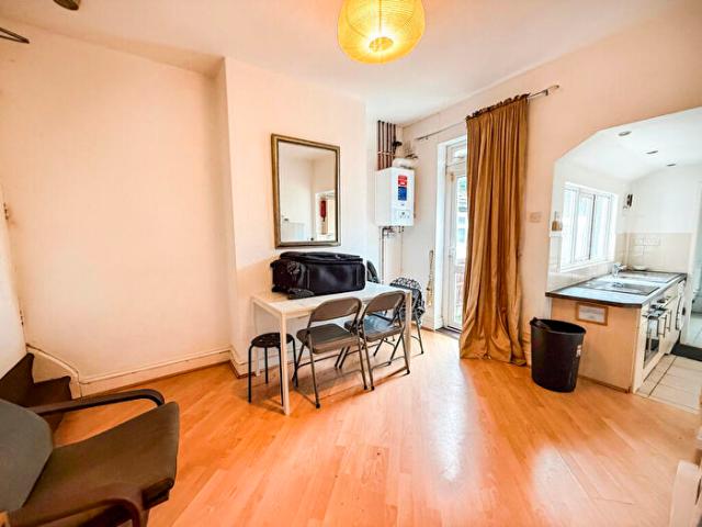4 Bedroom Terraced House To Rent In Beeston Road, Dunkirk, Nottingham, NG7