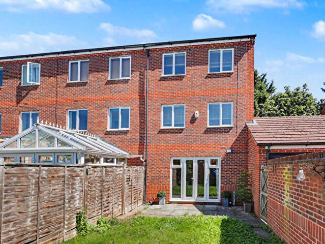 4 Bedroom Terraced House To Rent In Newport Pagnell Road, Wootton, Northampton, NN4
