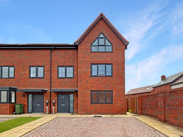 4 Bedroom Terraced House To Rent In Osbourne Gardens, Aylesbury, Buckinghamshire, HP21