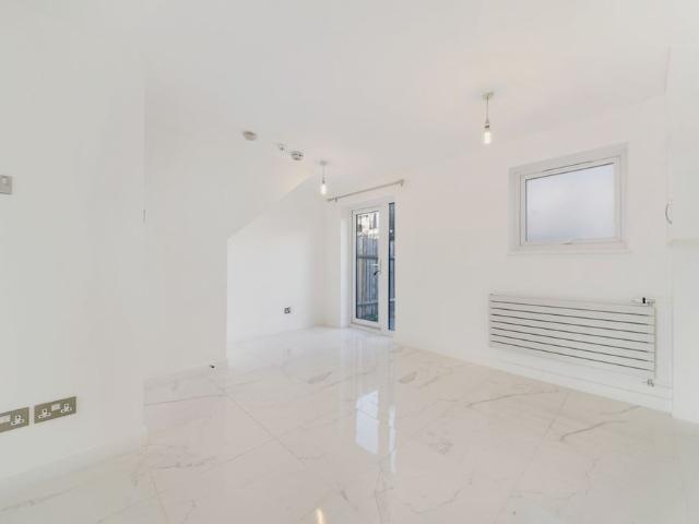 4 bedroom terraced property to rent