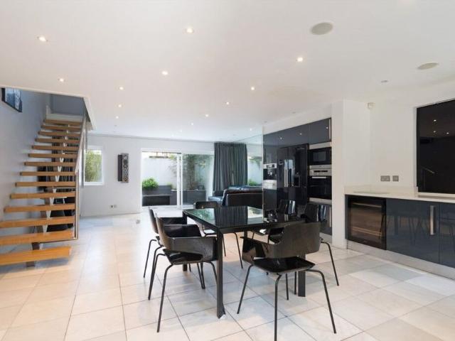 4 Bedroom Terraced To Let