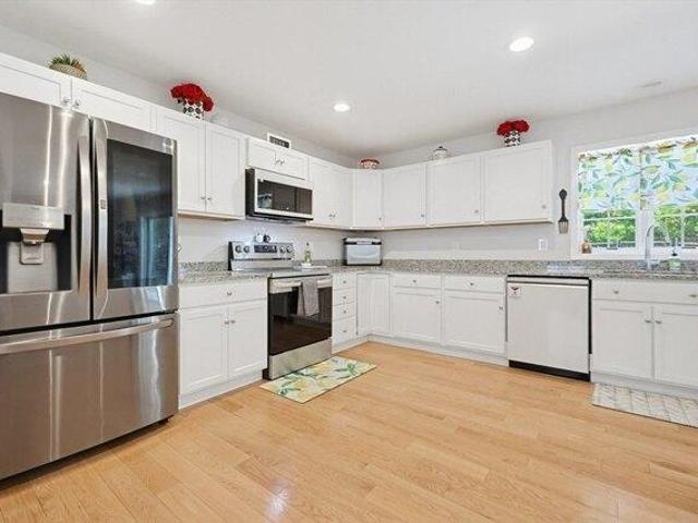 4 bedroom, Uxbridge MA 01569 105156371