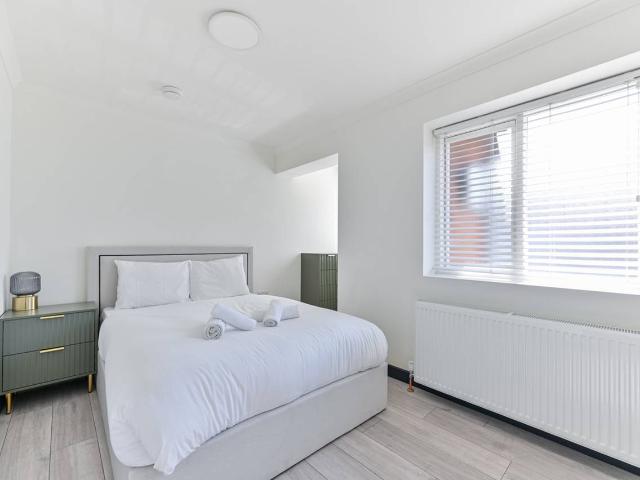 4 Bedrooms Maisonette for Rent in Hampton Road | Foxtons