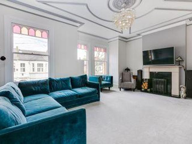 4 Bedrooms Maisonette for sale in Boundaries Road, London SW12