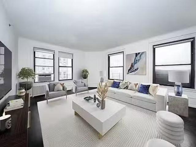 4 Bedrooms at 135 William Street for $7,178 by Suzanne Remy Co.