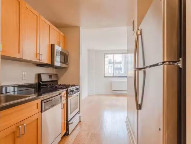 4 Bedrooms at 323 West 96th Street for $7,850 by Justin Stern