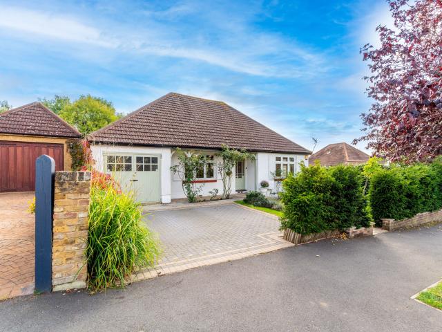 4 Bedrooms Bungalow for Rent in Aultone Way | Foxtons